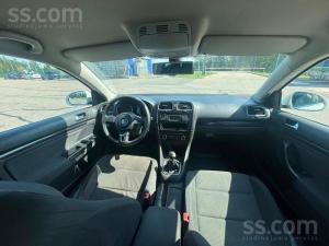 White Volkswagen Golf 2010 in Riga, with an engine capacity of 1.60 L and mileage of 385 thousand km for 1900 €, photo 17 on AUTOMOTO.COM.LV