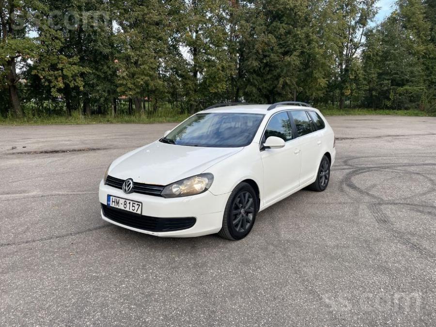 White Volkswagen Golf 2010 in Riga, with an engine capacity of 1.60 L and mileage of 394 thousand km for 1100 €, photo 1 on AUTOMOTO.COM.LV