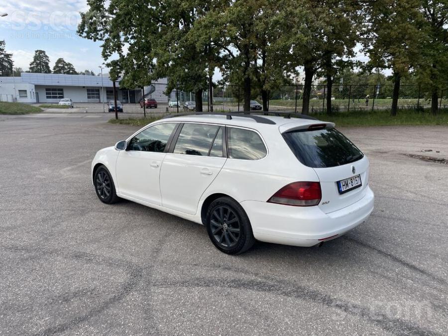 White Volkswagen Golf 2010 in Riga, with an engine capacity of 1.60 L and mileage of 394 thousand km for 1100 €, photo 3 on AUTOMOTO.COM.LV
