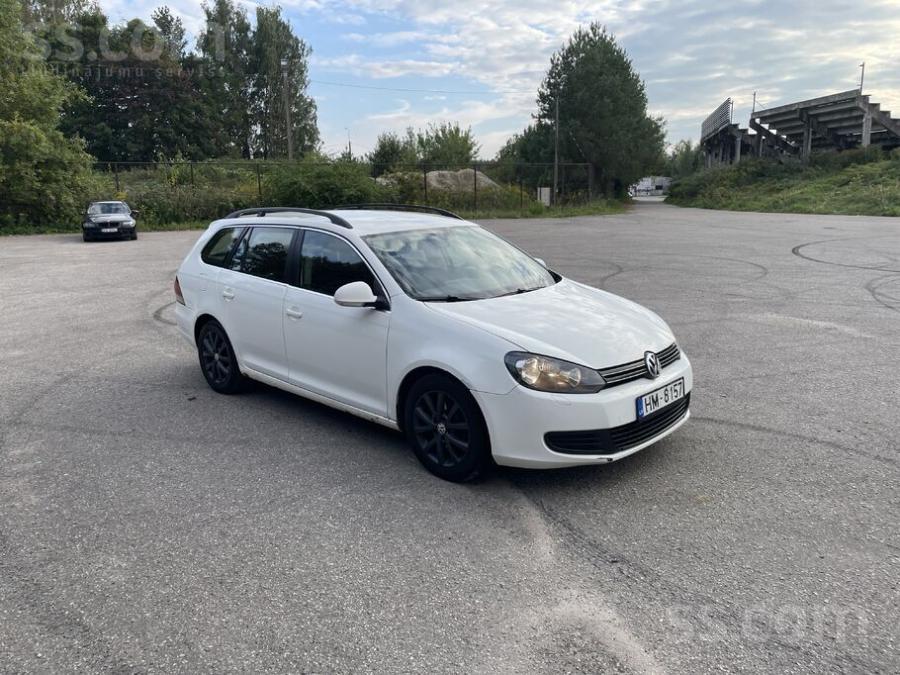 White Volkswagen Golf 2010 in Riga, with an engine capacity of 1.60 L and mileage of 394 thousand km for 1100 €, photo 5 on AUTOMOTO.COM.LV