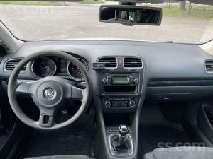 White Volkswagen Golf 2010 in Riga, with an engine capacity of 1.60 L and mileage of 394 thousand km for 1100 €, photo 6 on AUTOMOTO.COM.LV