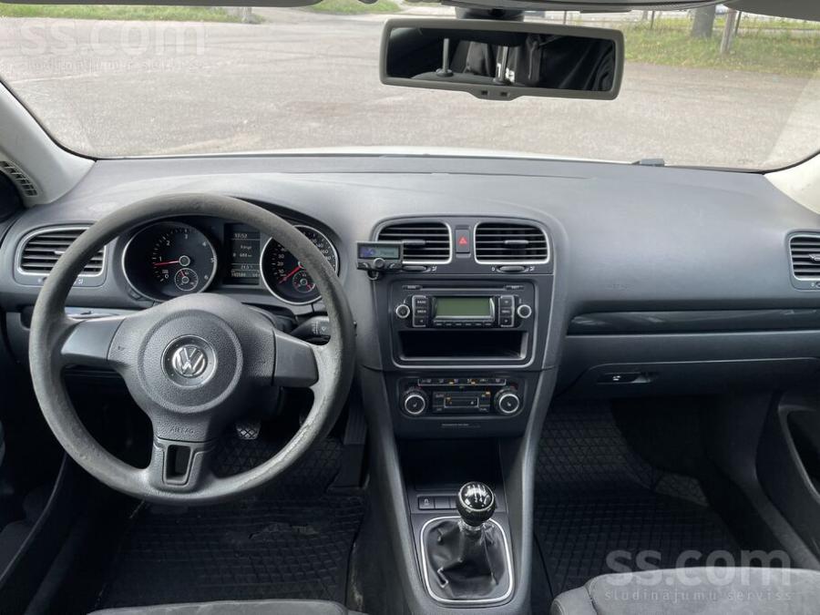White Volkswagen Golf 2010 in Riga, with an engine capacity of 1.60 L and mileage of 394 thousand km for 1100 €, photo 6 on AUTOMOTO.COM.LV