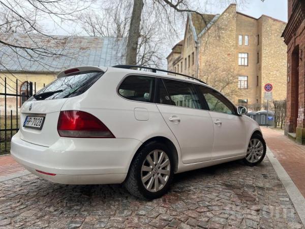 White Volkswagen Golf 2011 in Cesis, with an engine capacity of 1.60 L and mileage of 343 thousand km for 2990 €, photo 8 on AUTOMOTO.COM.LV