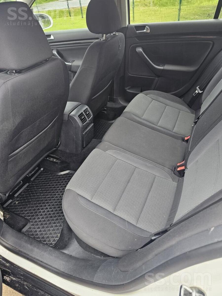 Balts Volkswagen Golf 2011 Ogre, ar dzinēja tilpumu 1.60 L un nobraukumu 350 tūkst. km par 1600 €, foto 7 vietnē AUTOMOTO.COM.LV