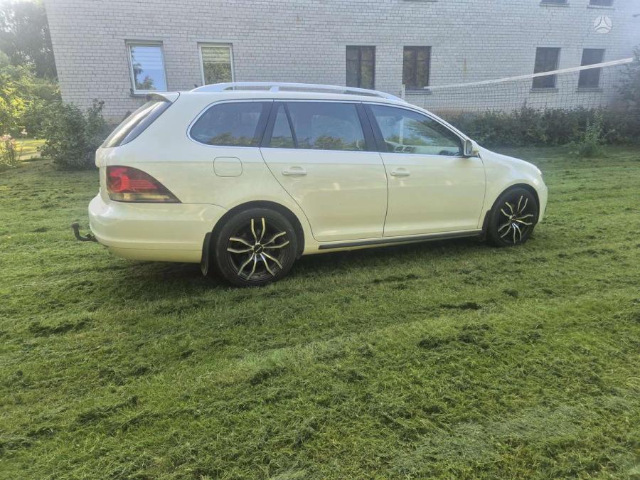 White Volkswagen Golf 2011 in Vilnius, with an engine capacity of 1.97 L and mileage of 260 thousand km for 3699 €, photo 6 on AUTOMOTO.COM.LV