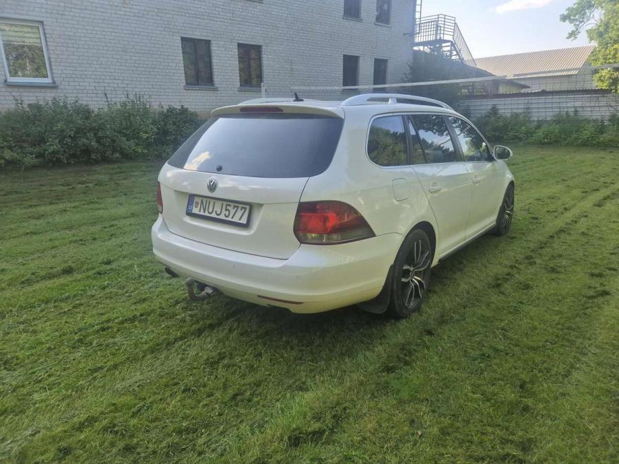 White Volkswagen Golf 2011 in Vilnius, with an engine capacity of 1.97 L and mileage of 260 thousand km for 3699 €, photo 7 on AUTOMOTO.COM.LV