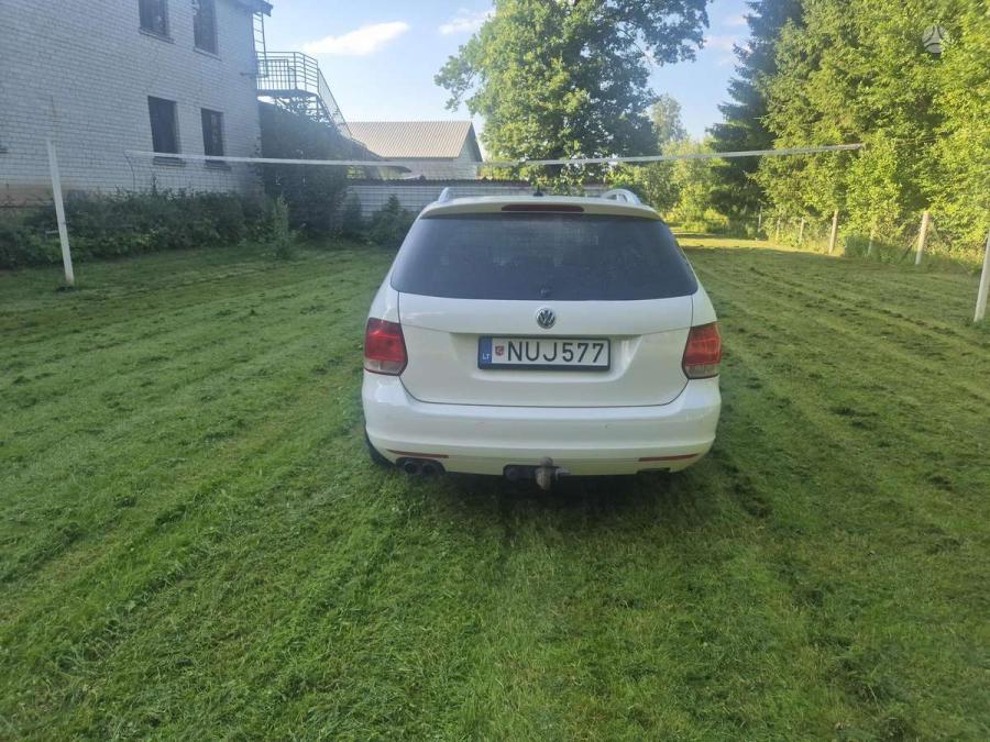 White Volkswagen Golf 2011 in Vilnius, with an engine capacity of 1.97 L and mileage of 260 thousand km for 3699 €, photo 8 on AUTOMOTO.COM.LV