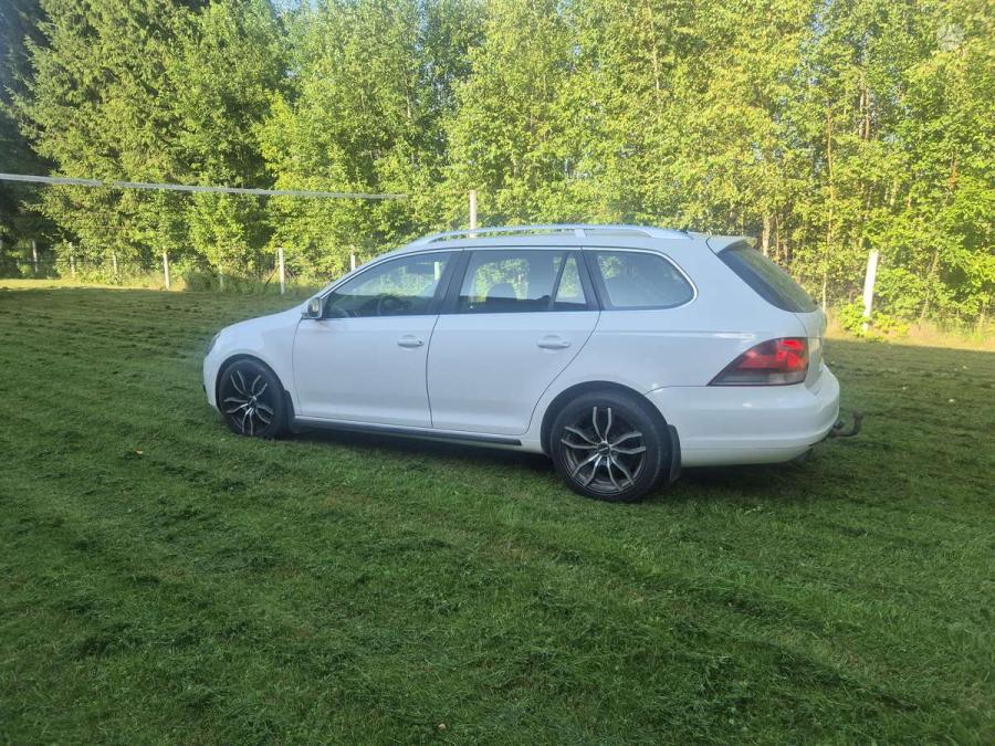 White Volkswagen Golf 2011 in Vilnius, with an engine capacity of 1.97 L and mileage of 260 thousand km for 3699 €, photo 11 on AUTOMOTO.COM.LV
