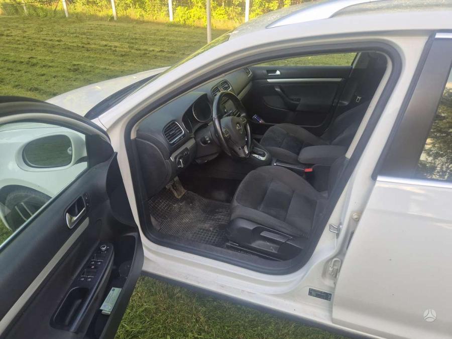 White Volkswagen Golf 2011 in Vilnius, with an engine capacity of 1.97 L and mileage of 260 thousand km for 3699 €, photo 17 on AUTOMOTO.COM.LV