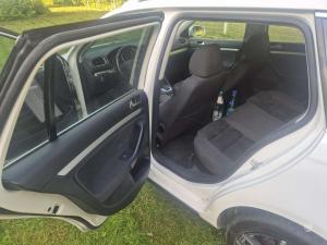 White Volkswagen Golf 2011 in Vilnius, with an engine capacity of 1.97 L and mileage of 260 thousand km for 3699 €, photo 18 on AUTOMOTO.COM.LV