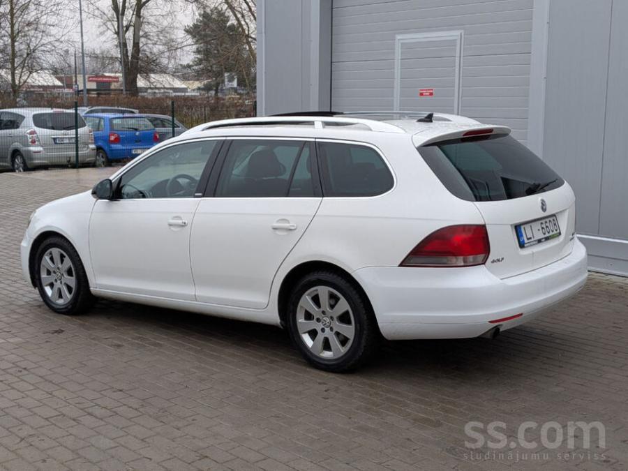White Volkswagen Golf 2012 in Riga, with an engine capacity of 1.60 L and mileage of 358 thousand km for 4200 €, photo 3 on AUTOMOTO.COM.LV