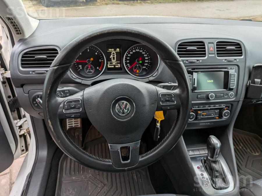 White Volkswagen Golf 2012 in Riga, with an engine capacity of 1.60 L and mileage of 358 thousand km for 4200 €, photo 8 on AUTOMOTO.COM.LV