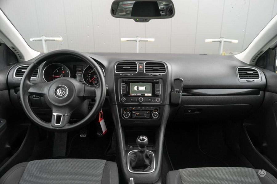 White Volkswagen Golf 2012 in Vilnius, with an engine capacity of 1.60 L and mileage of 246 thousand km for 3950 €, photo 12 on AUTOMOTO.COM.LV