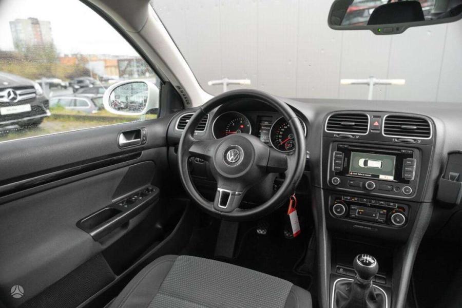 White Volkswagen Golf 2012 in Vilnius, with an engine capacity of 1.60 L and mileage of 246 thousand km for 3950 €, photo 13 on AUTOMOTO.COM.LV