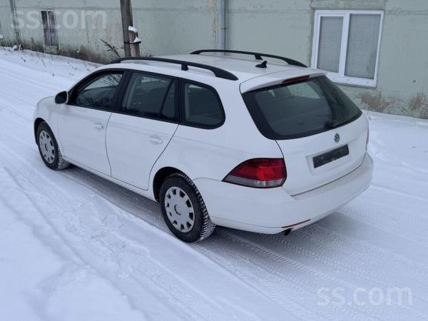 White Volkswagen Golf 2012 in Rezekne, with an engine capacity of 1.60 L and mileage of 269 thousand km for 3900 €, photo 4 on AUTOMOTO.COM.LV