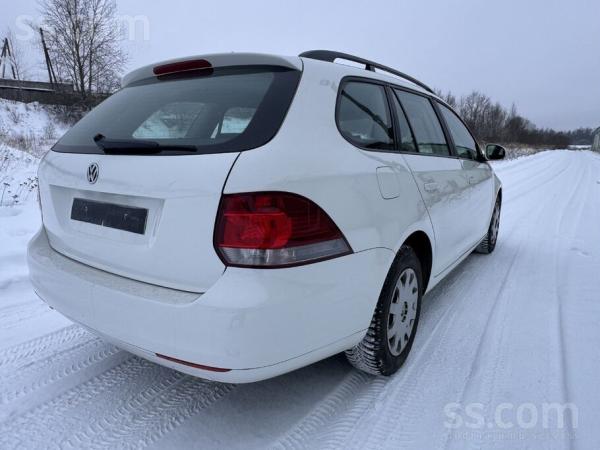 White Volkswagen Golf 2012 in Rezekne, with an engine capacity of 1.60 L and mileage of 269 thousand km for 3900 €, photo 5 on AUTOMOTO.COM.LV