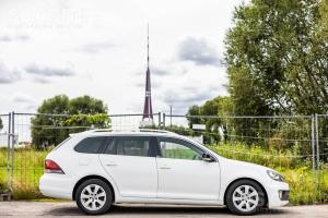 White Volkswagen Golf 2012 in Riga, with an engine capacity of 1.60 L and mileage of 368 thousand km for 4990 €, photo 6 on AUTOMOTO.COM.LV
