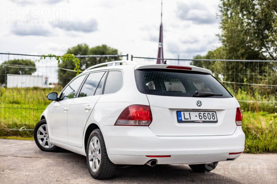 White Volkswagen Golf 2012 in Riga, with an engine capacity of 1.60 L and mileage of 368 thousand km for 4990 €, photo 7 on AUTOMOTO.COM.LV