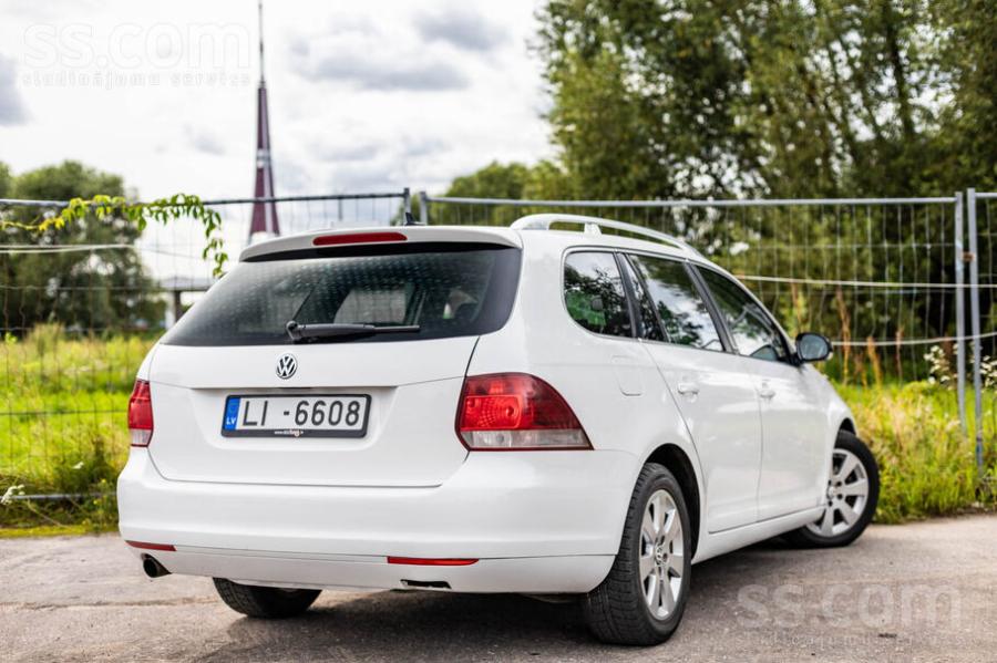 White Volkswagen Golf 2012 in Riga, with an engine capacity of 1.60 L and mileage of 368 thousand km for 4990 €, photo 8 on AUTOMOTO.COM.LV