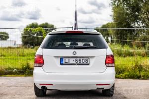 White Volkswagen Golf 2012 in Riga, with an engine capacity of 1.60 L and mileage of 368 thousand km for 4990 €, photo 9 on AUTOMOTO.COM.LV