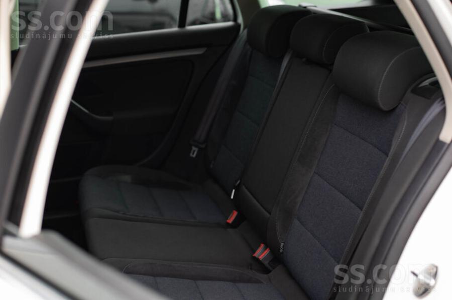 White Volkswagen Golf 2012 in Riga, with an engine capacity of 1.60 L and mileage of 368 thousand km for 4990 €, photo 12 on AUTOMOTO.COM.LV