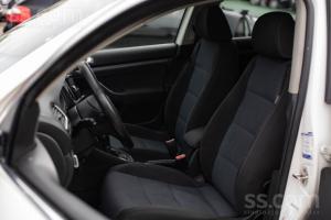 White Volkswagen Golf 2012 in Riga, with an engine capacity of 1.60 L and mileage of 368 thousand km for 4990 €, photo 13 on AUTOMOTO.COM.LV