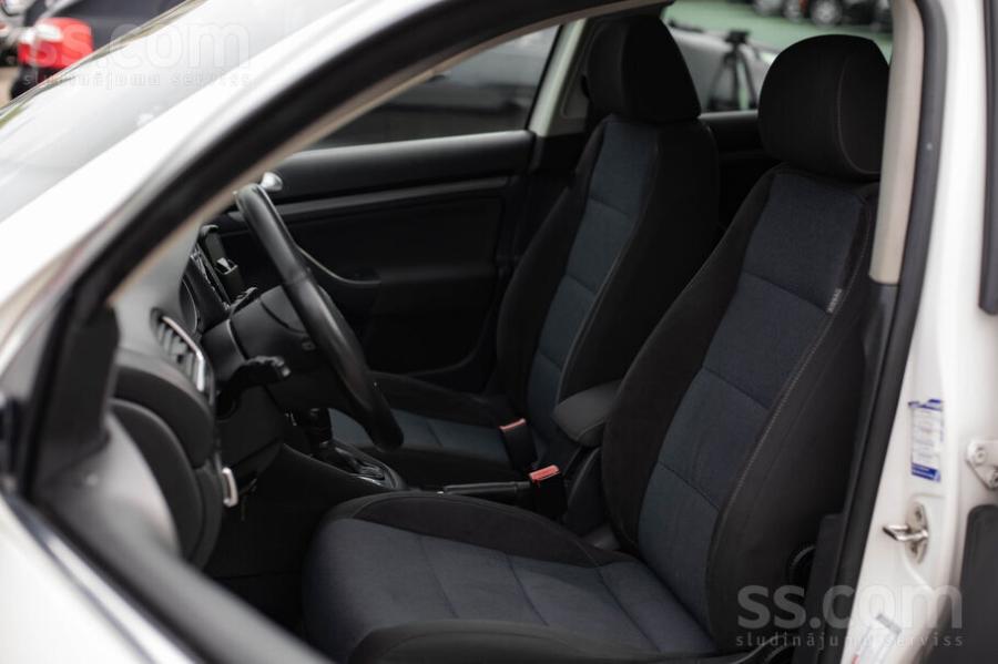 White Volkswagen Golf 2012 in Riga, with an engine capacity of 1.60 L and mileage of 368 thousand km for 4990 €, photo 13 on AUTOMOTO.COM.LV