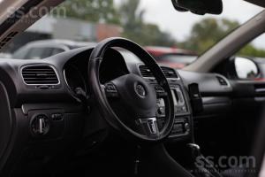 White Volkswagen Golf 2012 in Riga, with an engine capacity of 1.60 L and mileage of 368 thousand km for 4990 €, photo 14 on AUTOMOTO.COM.LV