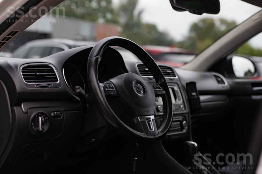 White Volkswagen Golf 2012 in Riga, with an engine capacity of 1.60 L and mileage of 368 thousand km for 4990 €, photo 14 on AUTOMOTO.COM.LV