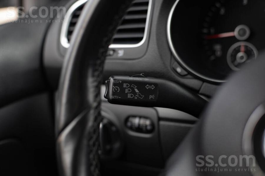 White Volkswagen Golf 2012 in Riga, with an engine capacity of 1.60 L and mileage of 368 thousand km for 4990 €, photo 18 on AUTOMOTO.COM.LV