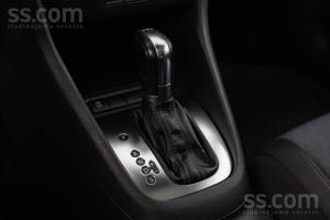 White Volkswagen Golf 2012 in Riga, with an engine capacity of 1.60 L and mileage of 368 thousand km for 4990 €, photo 24 on AUTOMOTO.COM.LV