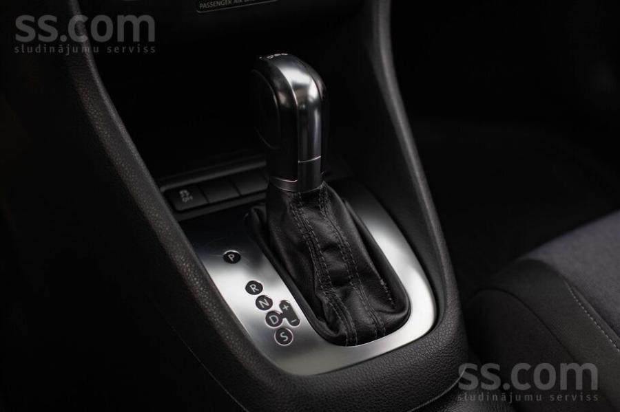 White Volkswagen Golf 2012 in Riga, with an engine capacity of 1.60 L and mileage of 368 thousand km for 4990 €, photo 24 on AUTOMOTO.COM.LV