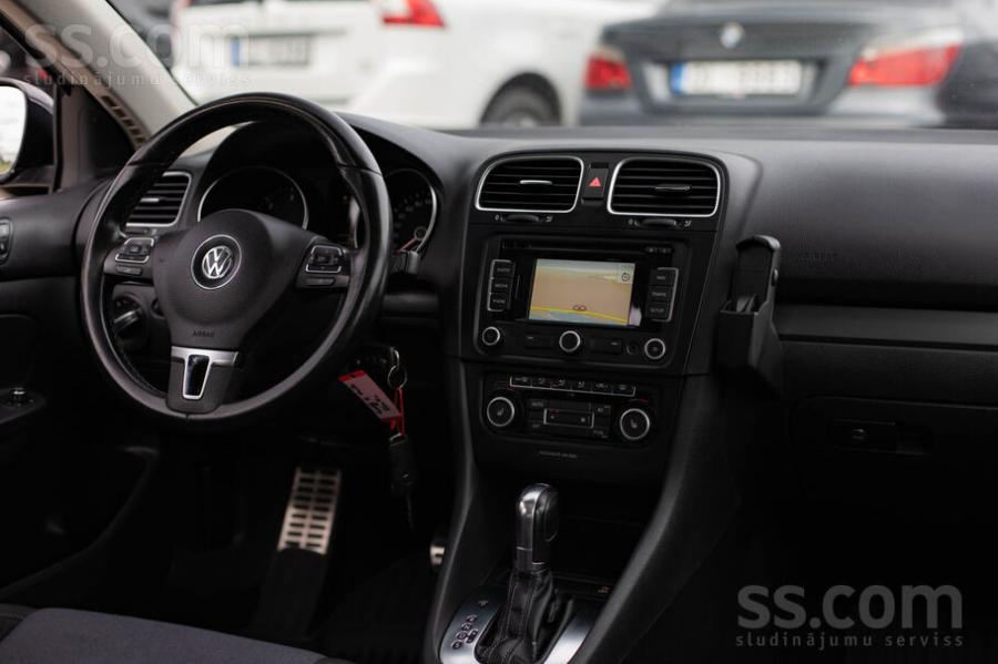 White Volkswagen Golf 2012 in Riga, with an engine capacity of 1.60 L and mileage of 368 thousand km for 4990 €, photo 26 on AUTOMOTO.COM.LV