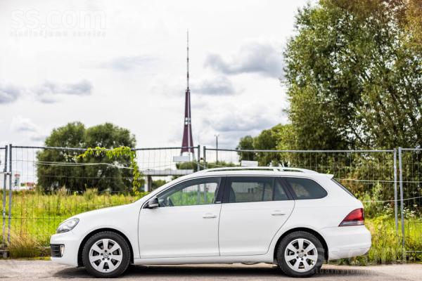 White Volkswagen Golf 2012 in Riga, with an engine capacity of 1.60 L and mileage of 368 thousand km for 4990 €, photo 4 on AUTOMOTO.COM.LV