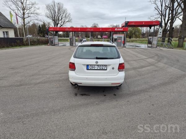 White Volkswagen Golf 2013 in Jelgava, with an engine capacity of 1.60 L and mileage of 231 thousand km for 2900 €, photo 6 on AUTOMOTO.COM.LV