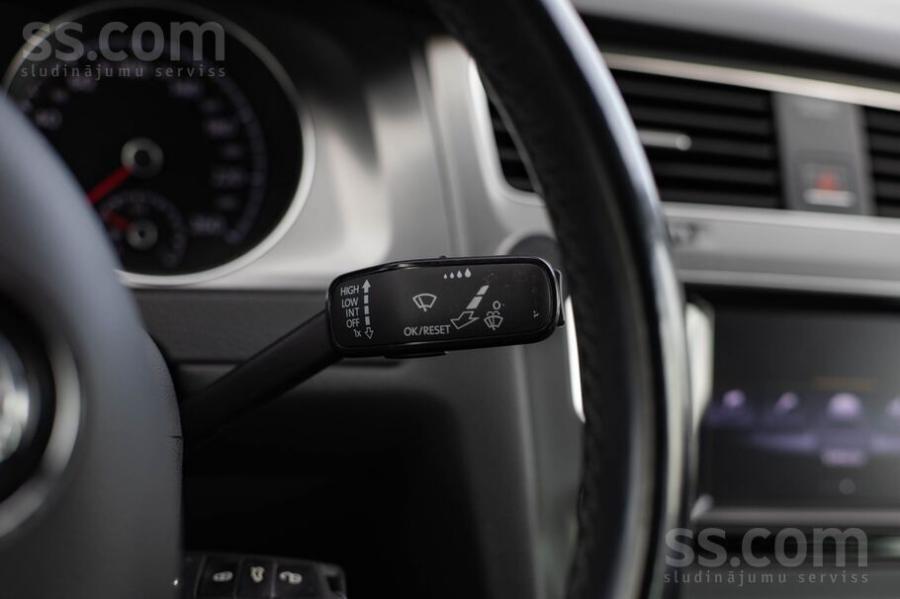White Volkswagen Golf 2013 in Riga, with an engine capacity of 1.20 L and mileage of 246 thousand km for 5990 €, photo 18 on AUTOMOTO.COM.LV