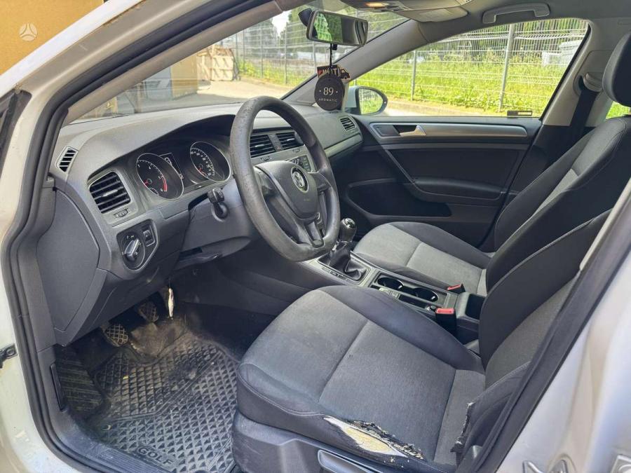 White Volkswagen Golf 2013 in Kaunas, with an engine capacity of 1.60 L and mileage of 405 thousand km for 1800 €, photo 14 on AUTOMOTO.COM.LV