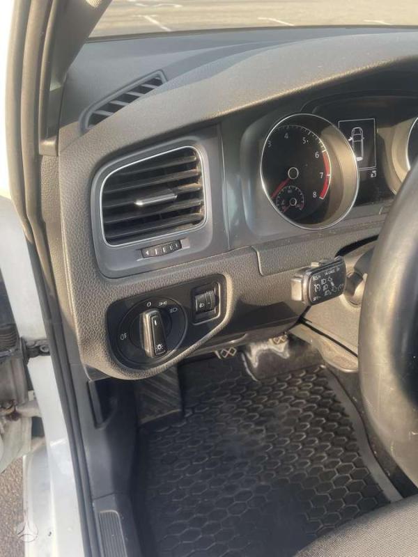 White Volkswagen Golf 2013 in Vilnius, with an engine capacity of 1.40 L and mileage of 383 thousand km for 3999 €, photo 7 on AUTOMOTO.COM.LV