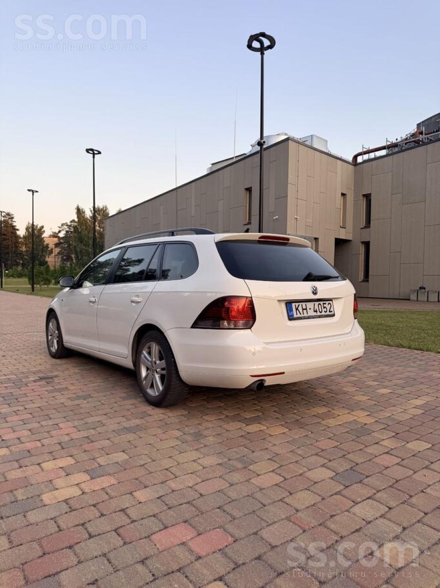 White Volkswagen Golf 2013 in Riga, with an engine capacity of 1.60 L and mileage of 285 thousand km for 2700 €, photo 8 on AUTOMOTO.COM.LV