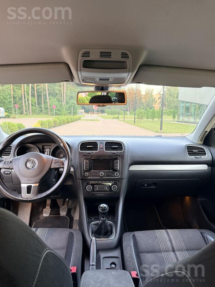White Volkswagen Golf 2013 in Riga, with an engine capacity of 1.60 L and mileage of 285 thousand km for 2700 €, photo 11 on AUTOMOTO.COM.LV