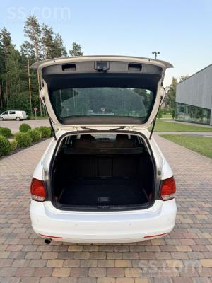 White Volkswagen Golf 2013 in Riga, with an engine capacity of 1.60 L and mileage of 285 thousand km for 2700 €, photo 12 on AUTOMOTO.COM.LV
