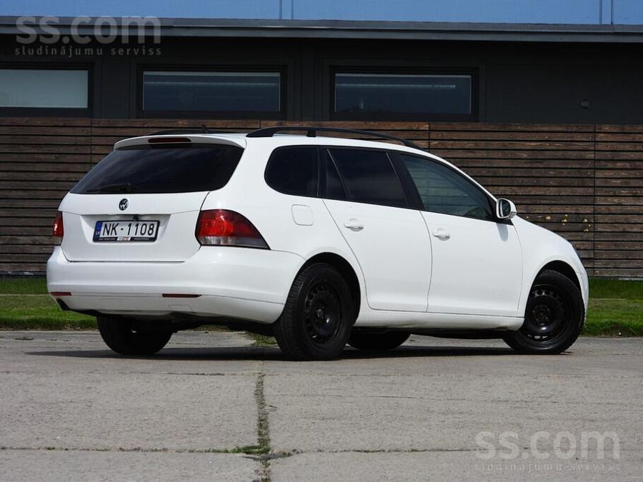 White Volkswagen Golf 2013 in Riga, with an engine capacity of 1.60 L and mileage of 253 thousand km for 4700 €, photo 8 on AUTOMOTO.COM.LV