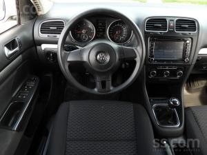 White Volkswagen Golf 2013 in Riga, with an engine capacity of 1.60 L and mileage of 253 thousand km for 4700 €, photo 12 on AUTOMOTO.COM.LV
