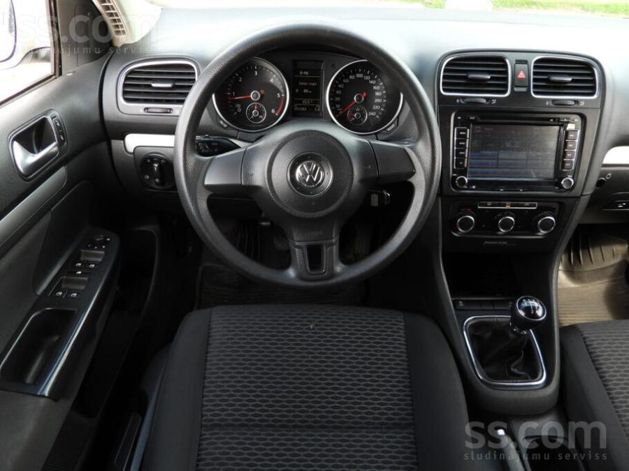 White Volkswagen Golf 2013 in Riga, with an engine capacity of 1.60 L and mileage of 253 thousand km for 4700 €, photo 12 on AUTOMOTO.COM.LV