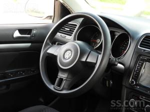 White Volkswagen Golf 2013 in Riga, with an engine capacity of 1.60 L and mileage of 253 thousand km for 4700 €, photo 13 on AUTOMOTO.COM.LV