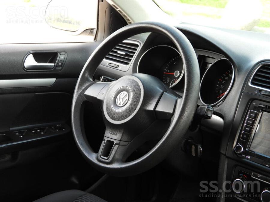 White Volkswagen Golf 2013 in Riga, with an engine capacity of 1.60 L and mileage of 253 thousand km for 4700 €, photo 13 on AUTOMOTO.COM.LV