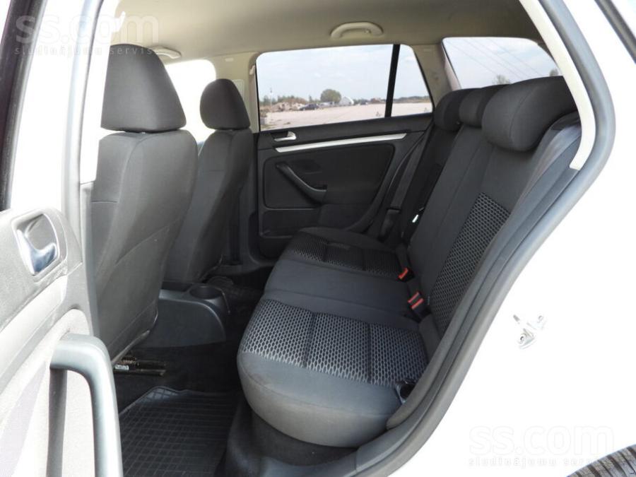 White Volkswagen Golf 2013 in Riga, with an engine capacity of 1.60 L and mileage of 253 thousand km for 4700 €, photo 16 on AUTOMOTO.COM.LV