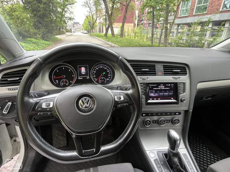 White Volkswagen Golf 2014 in Kaunas, with an engine capacity of 1.60 L and mileage of 291 thousand km for 5600 €, photo 12 on AUTOMOTO.COM.LV