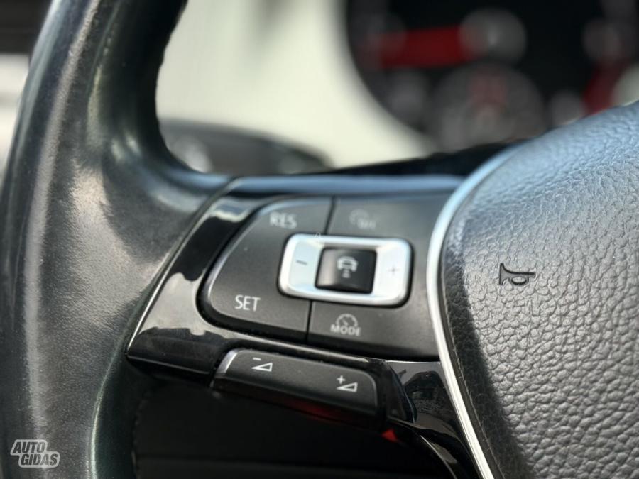 White Volkswagen Golf 2014 in Vilnius, with an engine capacity of 1.60 L and mileage of 358 thousand km for 5500 €, photo 10 on AUTOMOTO.COM.LV