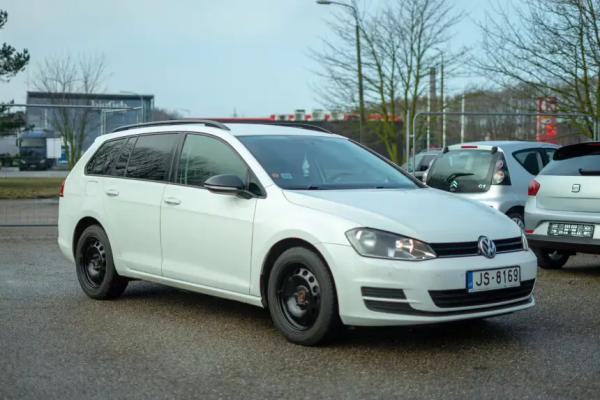 Balts Volkswagen Golf 2014 Liepāja, ar dzinēja tilpumu 1.40 L un nobraukumu 200 tūkst. km par 6900 €, foto 5 vietnē AUTOMOTO.COM.LV